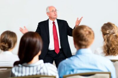 Guía y liderazgo educativo: funciones del director escolar según SEP